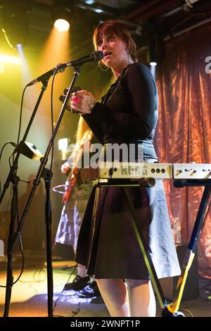 Chloe Howard dei Lime Garden si esibisce dal vivo sul palco nella ...