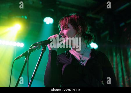 Chloe Howard dei Lime Garden si esibisce dal vivo sul palco nella ...