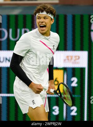 L'8 marzo 2024 Ben Shelton ritorna un tiro contro Jakub Mensik della ...