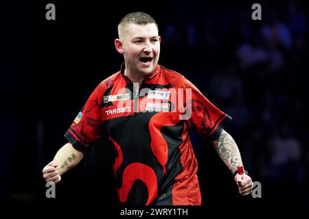 Nathan Aspinall festeggia durante il suo match contro Luke Littler (non ...