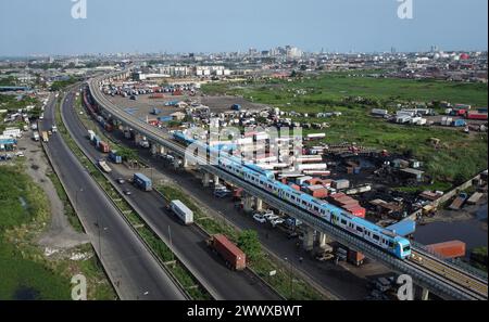 (240326) -- LAGOS, 26 marzo 2024 (Xinhua) -- le persone escono dalla ...