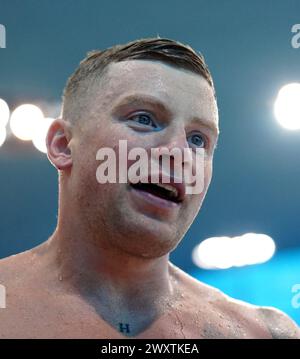 Adam Peaty parla con i media dopo aver corso nei 100 m di senata ...