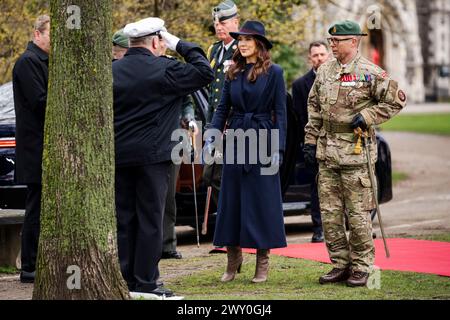 La regina Mary viene ricevuta dal maggiore generale Jens Henning Garly ...