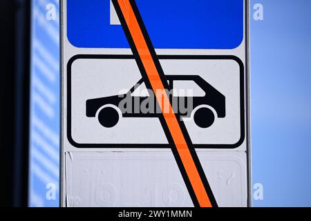 Verkehrsschild mit durchgestrichenem PKW-Symbol, Symbolfoto Fahrverbot ...