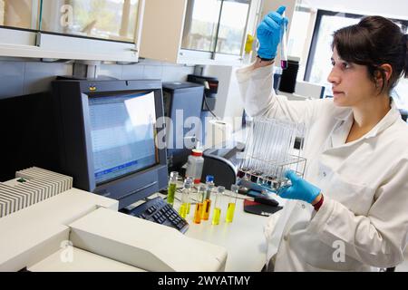 Spettrofotometro UV / VIS Laboratory Analysis ricercatori che analizzano la cella mostrata per ...