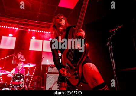 9 aprile 2024, Birkenhead, regno unito: Tallulah SIM-Savage (voce e ...