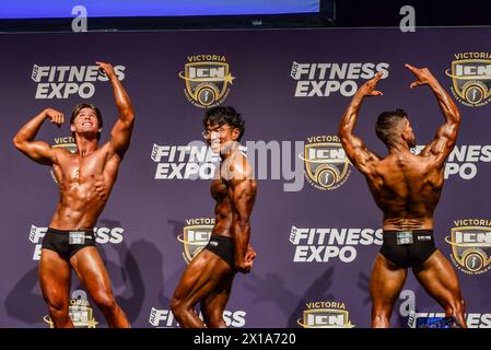 I concorrenti maschili di bodybuilding sono visti in azione sul palco ...