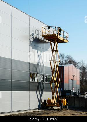 Ampia piattaforma di lavoro con sollevatore a forbice per antenna ...