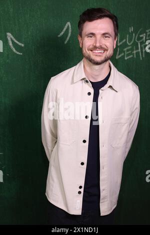ALMANIA - Staffel 2 Premiere Phil Laude Rolle: Lehrer Frank Stimpel und ...