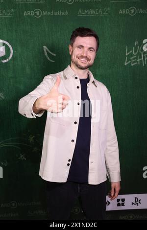 ALMANIA - Staffel 2 Premiere Phil Laude Rolle: Lehrer Frank Stimpel und ...