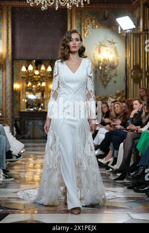 La modella presenta le creazioni di SARA OMATOS durante la passerella ...