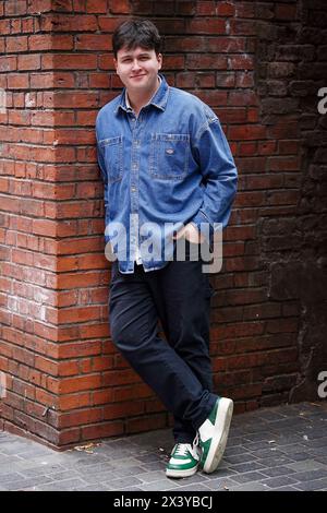 Il musicista adolescente Patrick Bennett a Liverpool, ha composto la ...