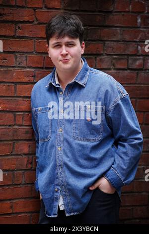 Il musicista adolescente Patrick Bennett a Liverpool, ha composto la ...