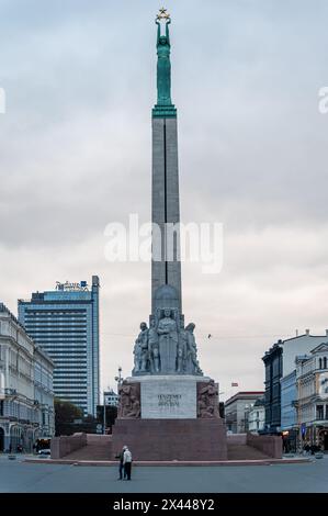 Il Monumento alla libertà di Riga, vista la statua della Libertà ...