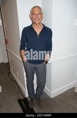 Tarrytown, Stati Uniti. 5 maggio 2024. Geoff Pierson, Cali Timmins ...