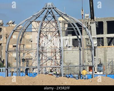 Cairo, Egitto, 23 marzo 2024: Cantiere di una nuova moschea con una ...