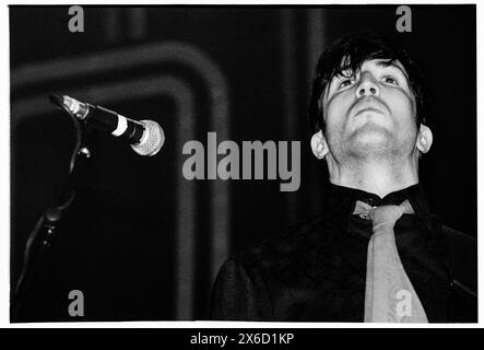 LOUIS ELIOT, RIALTO, 1998: Louis Eliot della band Rialto suona dal vivo ...