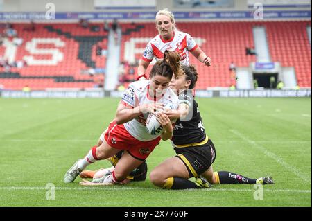 Emily Rudge di St Helens segna un tentativo per arrivare 16-2 durante ...