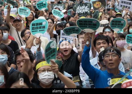 Migliaia di attivisti gridano slogan e sollevano cartelli durante il ...