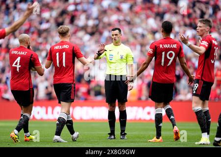 L'arbitro Andrew Madley parla con Kyle Walker (a sinistra) del ...