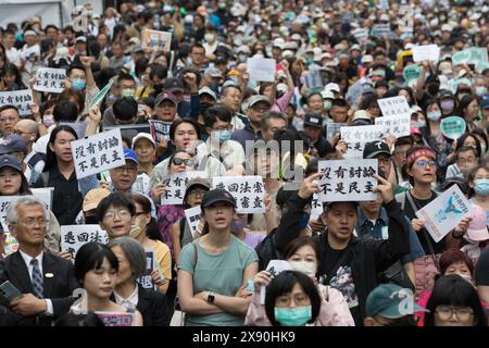 Migliaia di attivisti gridano slogan e sollevano cartelli durante il ...