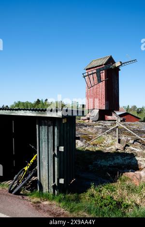 LUMPARLAND, Åland: Un mulino a vento danneggiato dal vento in sagoma in ...
