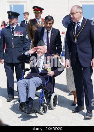 Veterano Bernard Morgan, 100 anni, a seguito della sfilata dei veterani ...
