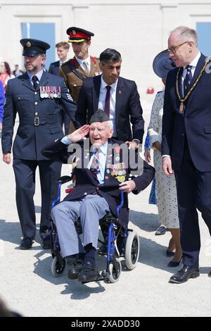 Veterano Bernard Morgan, 100 anni, a seguito della sfilata dei veterani ...