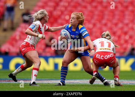 Jodie Cunningham (a sinistra) di St Helens e Emily Rudge con il trofeo ...