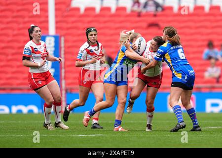 Emily Rudge di St Helens (a destra) viene affrontata da Amy Hardcastle ...