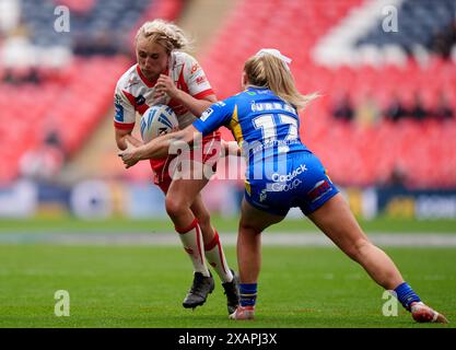 Jodie Cunningham (a sinistra) di St Helens e Emily Rudge con il trofeo ...