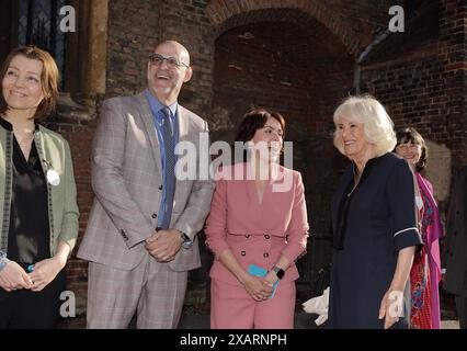 Elif Shafak (a sinistra) e Harlan Coben danno il benvenuto alla regina ...