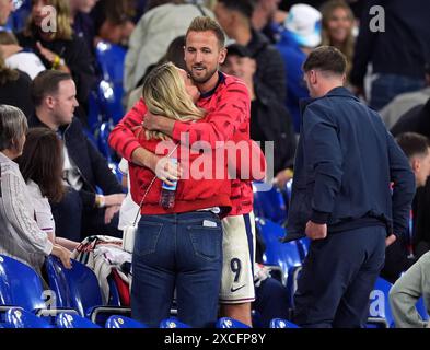Harry Kane inglese con sua moglie Kate Goodland dopo la partita UEFA ...