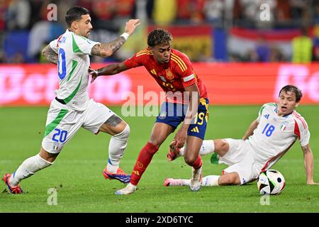 Mattia Zaccagni (20) dell'Italia lotta per il ballo con Lamine Yamal ...