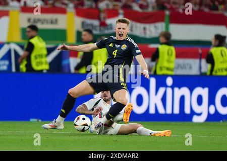 L'ungherese Endre Botka (a destra) e lo scozzese Scott McTominay ...