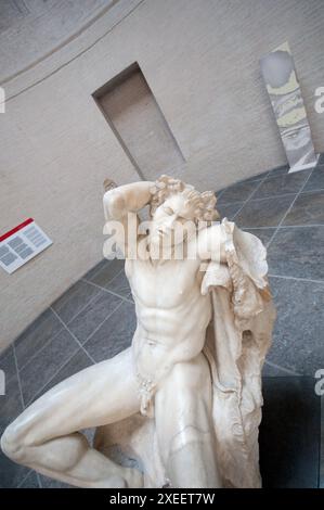 Arte greche. Fauno Barberini. Un Satiro dormiente. Circa 220 BC. Il ...