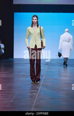 BERLINO, GERMANIA - 3 luglio: Una modella cammina in pista durante il ...