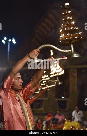 Sacerdoti indù di eseguire la sera Ganga Aarti cerimonia, Dashashwamedh ...