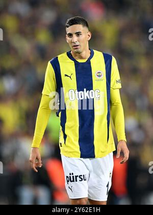 ISTANBUL - (l-r) Mert Muldur di Fenerbahce SK, Munir Mercan di Vavacars Fatih Karagumguk durante ...