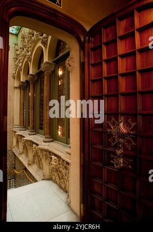 Palacio del Barón de Quadras, 1904-1906. Vestíbulo con suelo de mosaico ...