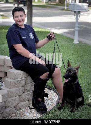 A Coral Springs, Fla., nell'aprile 2018, Kyle Laman e il suo cane ...