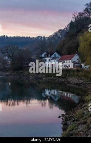 Il pub Rose and Crown, River Wye e il vecchio WireWorks Tramway Bridge ...