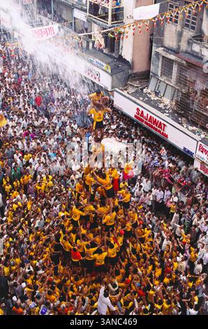 Vista aerea della piramide umana ; Dahikala ; Janmashtami janmashtmi ...