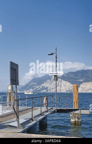 Passeggiata sulle rive del Lago di Garda a Gardone Riviera - Italia ...