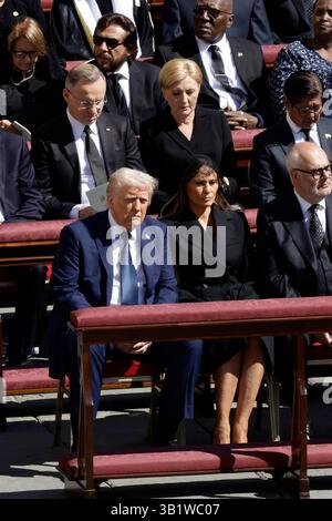 Papa Francesco ha onorato il solenne funerale in Piazza San Pietro il ...