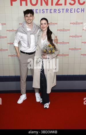 Nathan Goldblat und Lena Roth Schauspieler zu Gast auf dem ARD Blue ...