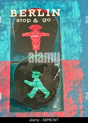 Green Ampelmann mostrato sulle luci di segnalazione pedonali a Berlino ...
