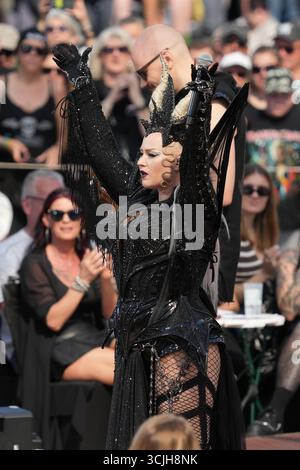 ZDF-Fernsehgarten 2025. Battle Beast: Noora Louhimo, Eero Sipilä, Pyry ...