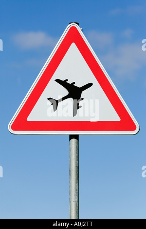 attenzione segnale del traffico aereo, triangolo rosso e pittogramma ...