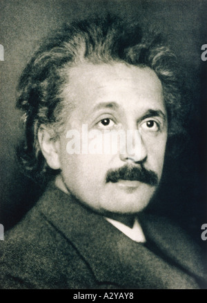 1921 : il fisico tedesco ALBERT EINSTEIN ( 1879 - 1955 ) , vincitore ...